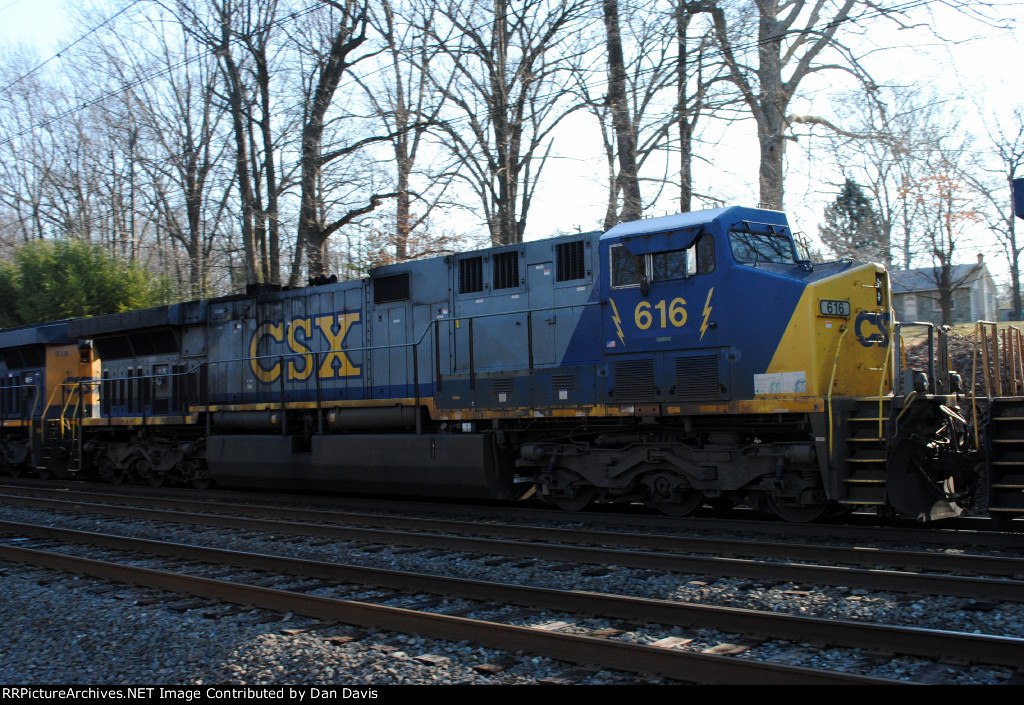 CSX AC60CW 616 sits between a GEVO duo on Q438-16
